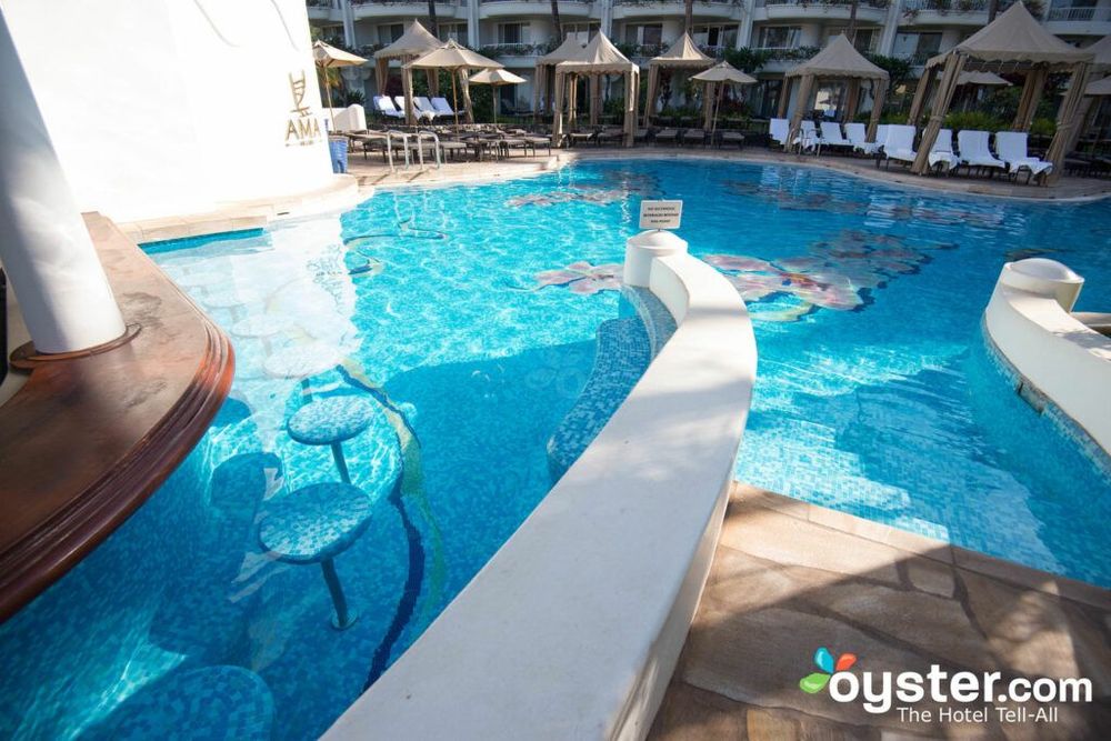 12 Best Swim-Up Bars in the U.S.