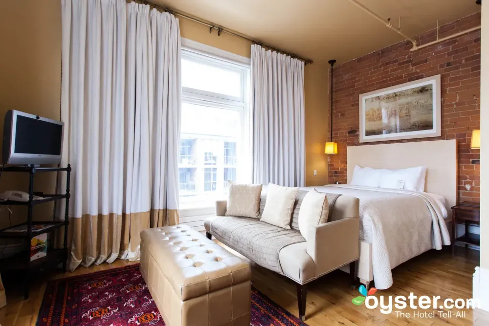 Gladstone Hotel Review: What To REALLY Expect If You Stay