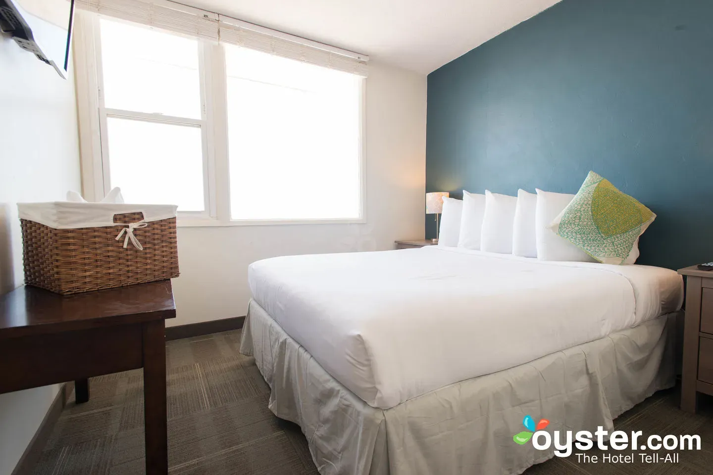 Pacific View Inn Review: What To REALLY Expect If You Stay