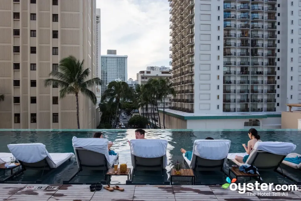 ‘Alohilani Resort Waikiki Beach Review: What To REALLY Expect If You Stay