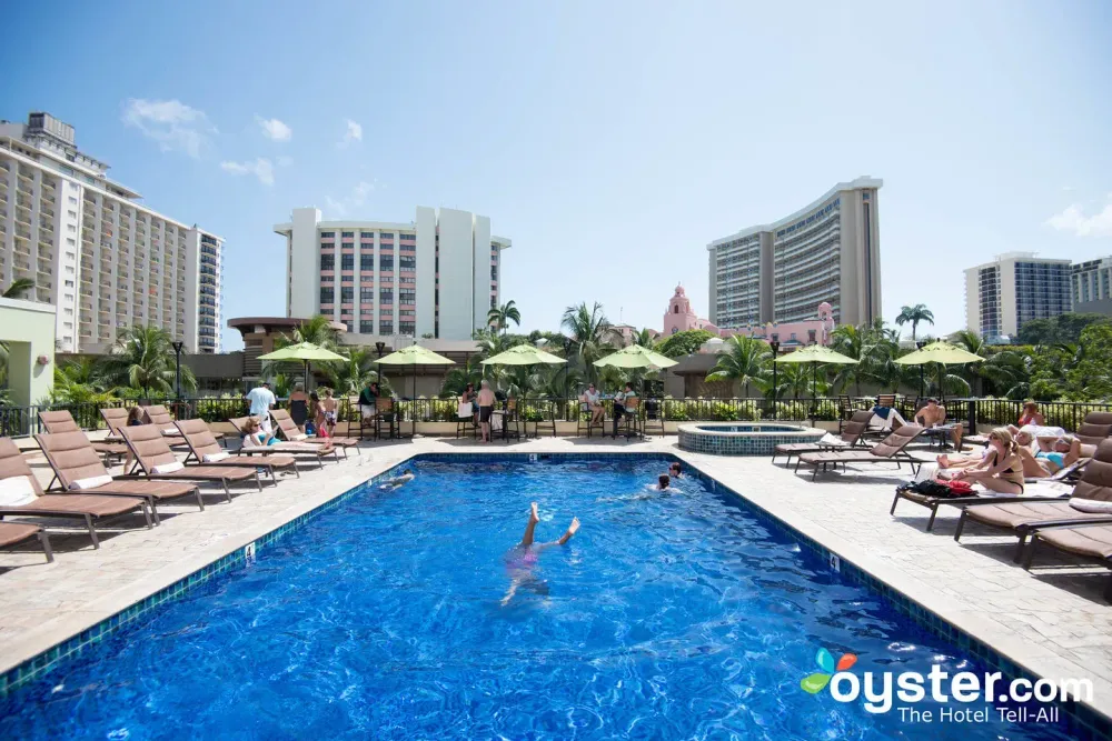 Waikiki Beachcomber by Outrigger Review: What To REALLY Expect If You Stay