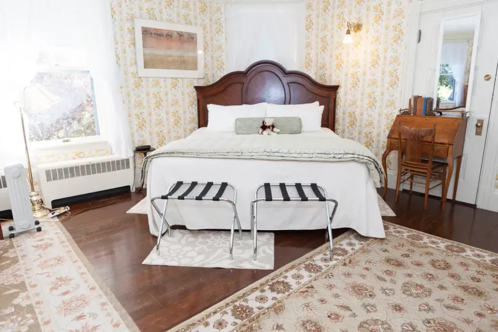 Moseley Cottage Inn and Town Motel | Oyster.com Hotel Photos