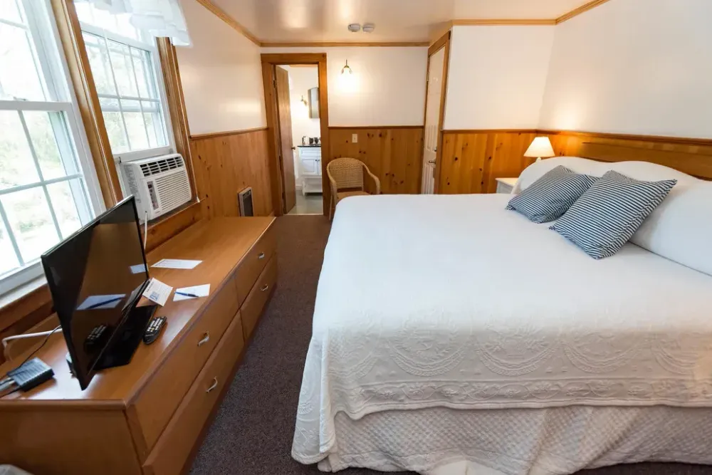 Cove Bluffs Guest Rooms & Suites | Oyster.com Hotel Photos