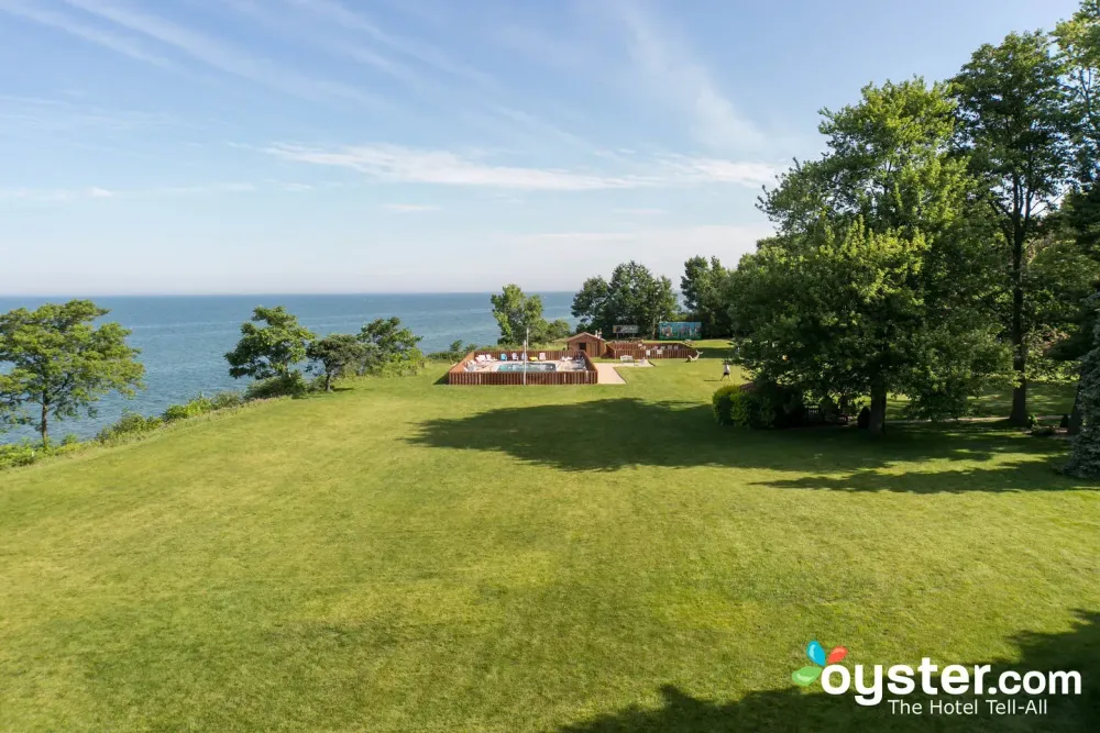 Lake Bluff Inn and Suites Review: What To REALLY Expect If You Stay