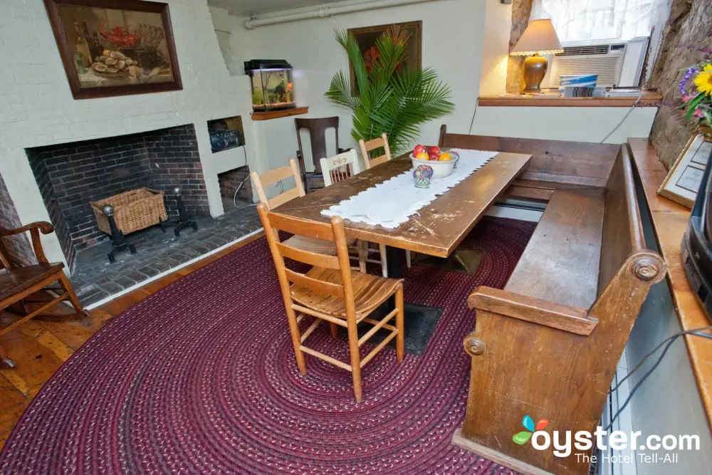 Yankee Peddler Inn Review: What To REALLY Expect If You Stay