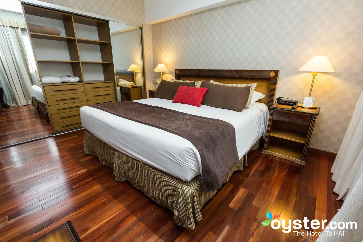 Argenta Tower Hotel and Suites Review: What To REALLY Expect If You ...