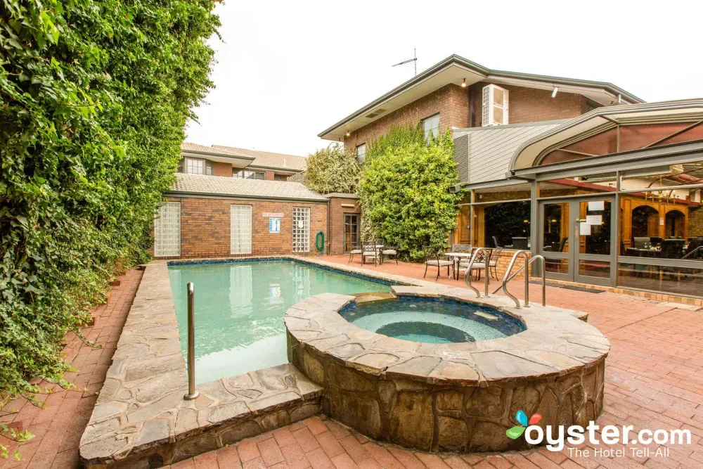 Adelaide Inn Review: What To REALLY Expect If You Stay