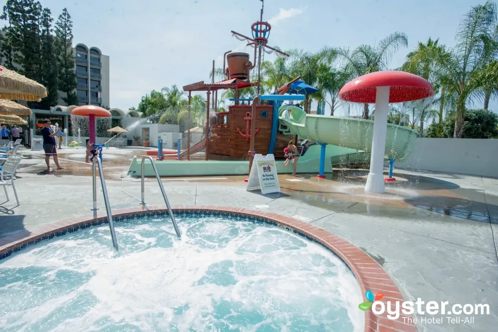 Howard Johnson by Wyndham Anaheim Hotel and Water Playground Review ...